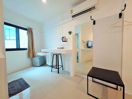 Quarto Twin Standard | Roupa de alta qualidade, minibar com produtos grátis, secretária 