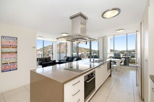 Apartamento, 3 quartos | Cozinha privada | Um frigorífico/congelador grande, um micro-ondas, um forno 