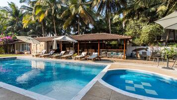 Piscina exterior, guarda-sóis, espreguiçadeiras