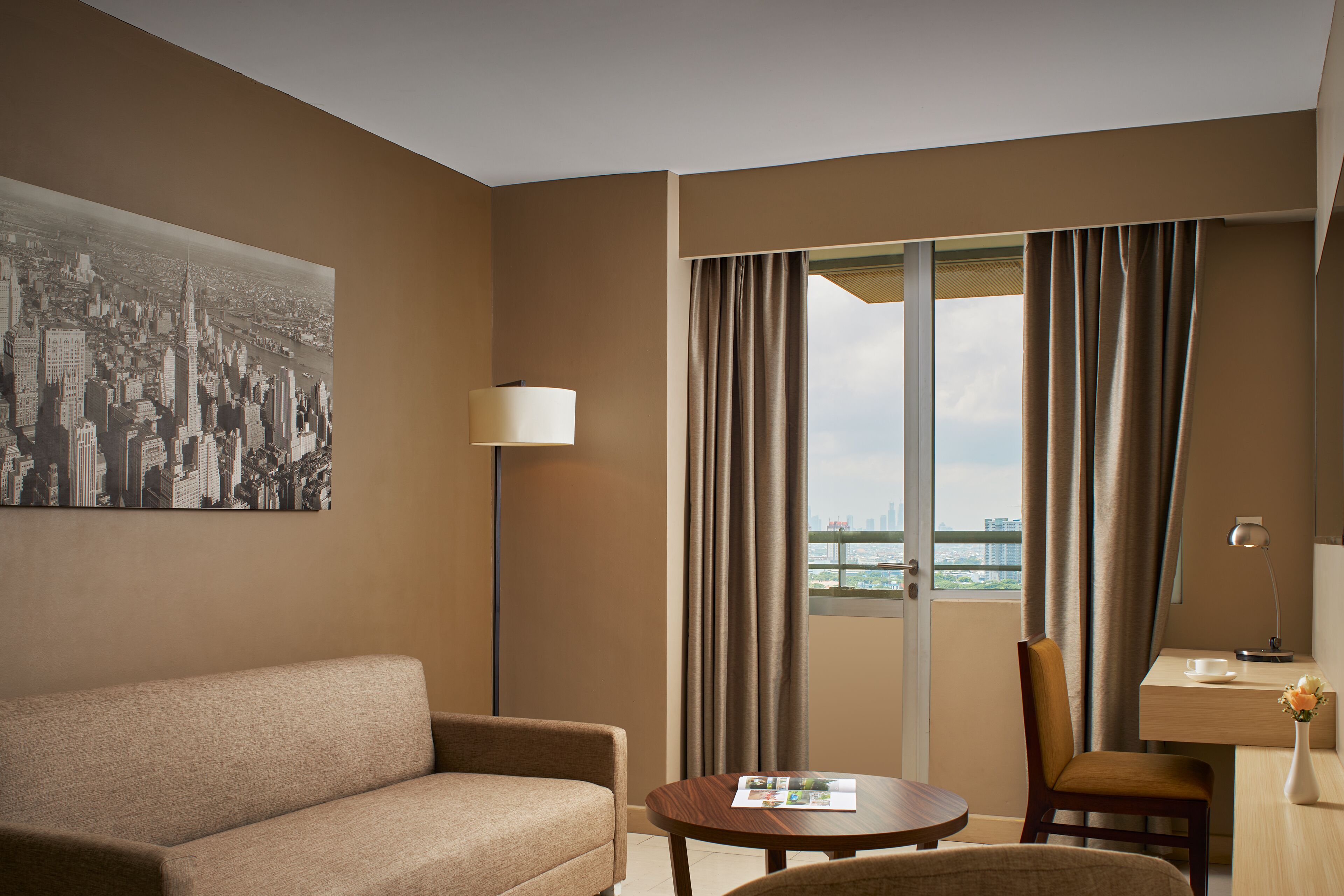 Suíte executiva, 2 quartos | Área de estar | TV LCD