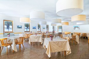 Café da manhã com buffet todos os dias mediante uma taxa