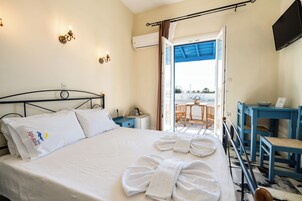 Quarto casal romântico, vista para o mar | Individualmente mobiliados, cortinas blackout