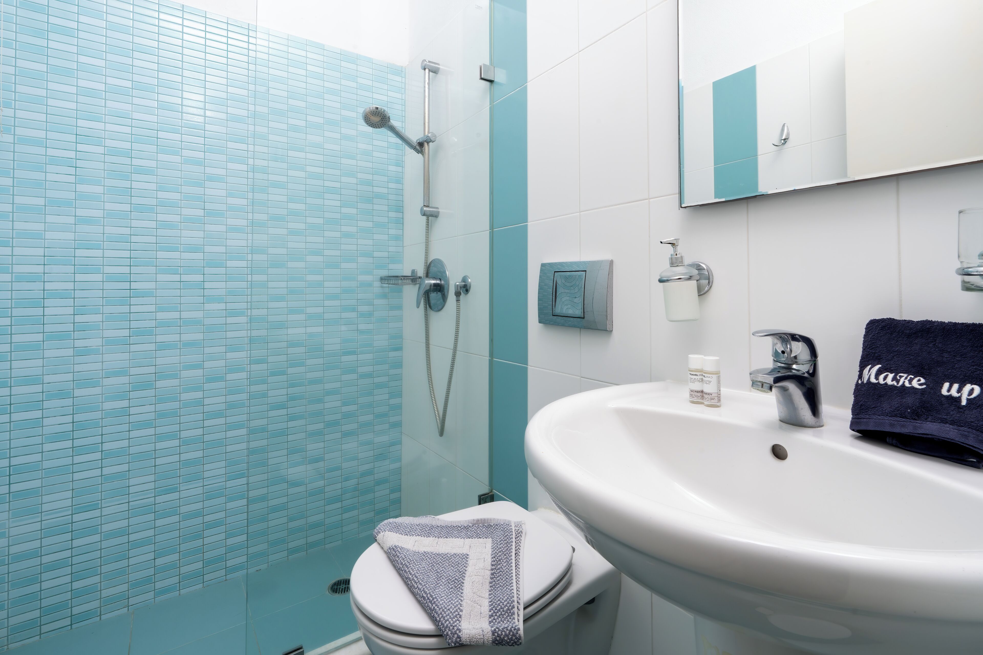 Quarto quádruplo superior | Banheiro | Chuveiro, chuveiro com efeito de chuva, secador de cabelo, chinelos