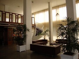 Área de estar no saguão