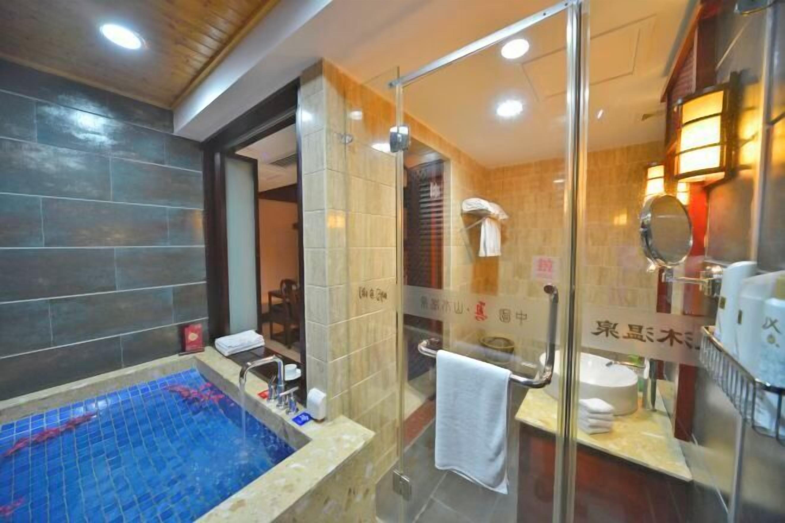 Minibar, cofre no quarto, despertadores 