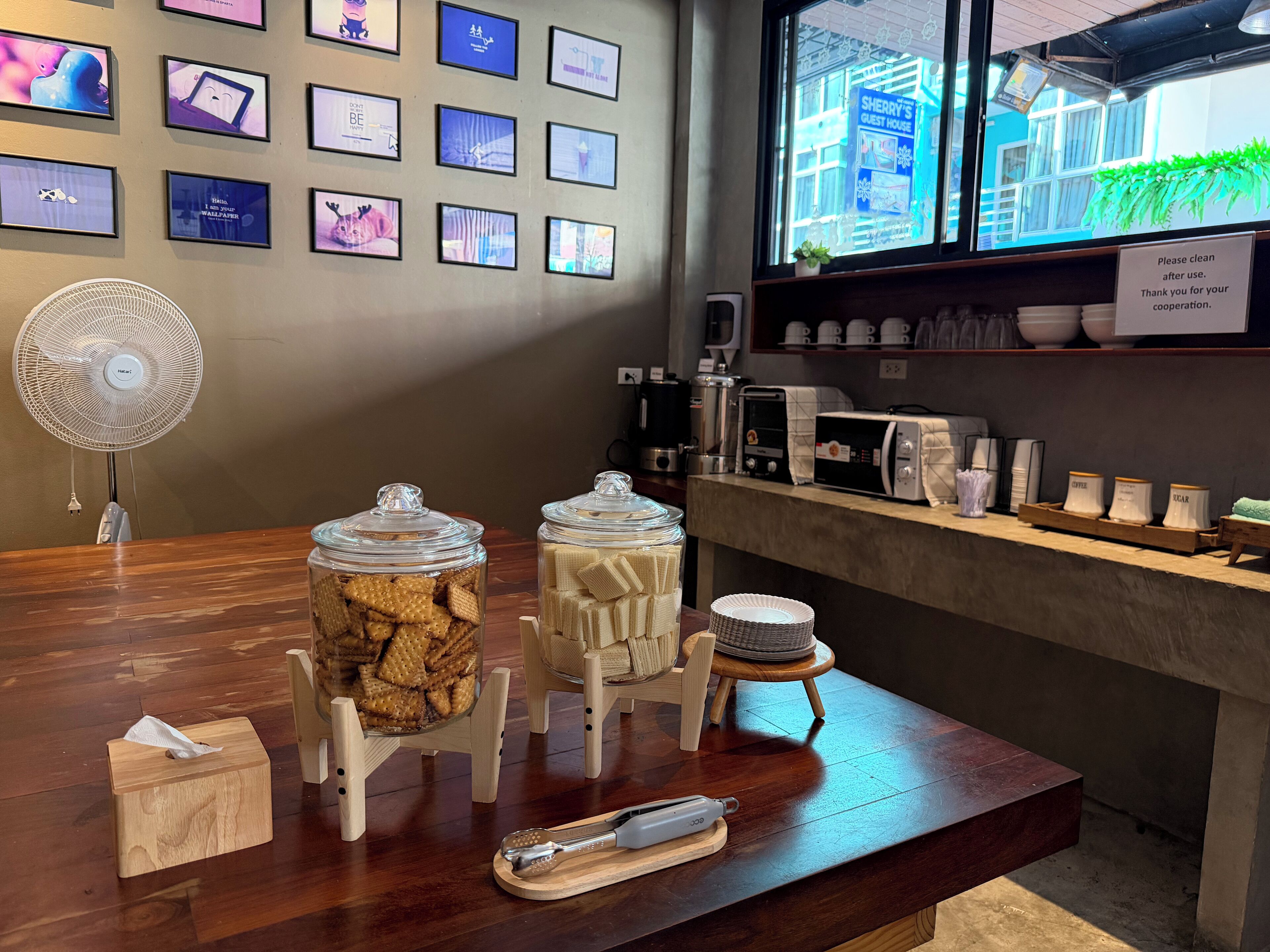 Frigobar, micro-ondas em uma área comum