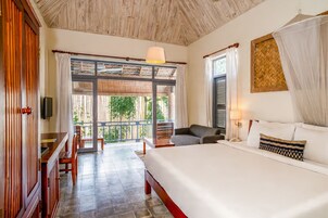 Quarto Deluxe, 1 cama de casal ou 2 camas individuais, vista para a piscina | Minibar, cofre no quarto, secretária