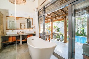 Vila conforto, 1 cama King, vista para a piscina (Free Airport Return Transfer) | Banheiro | Chuveiro, produtos de toalete grátis, secador de cabelo 