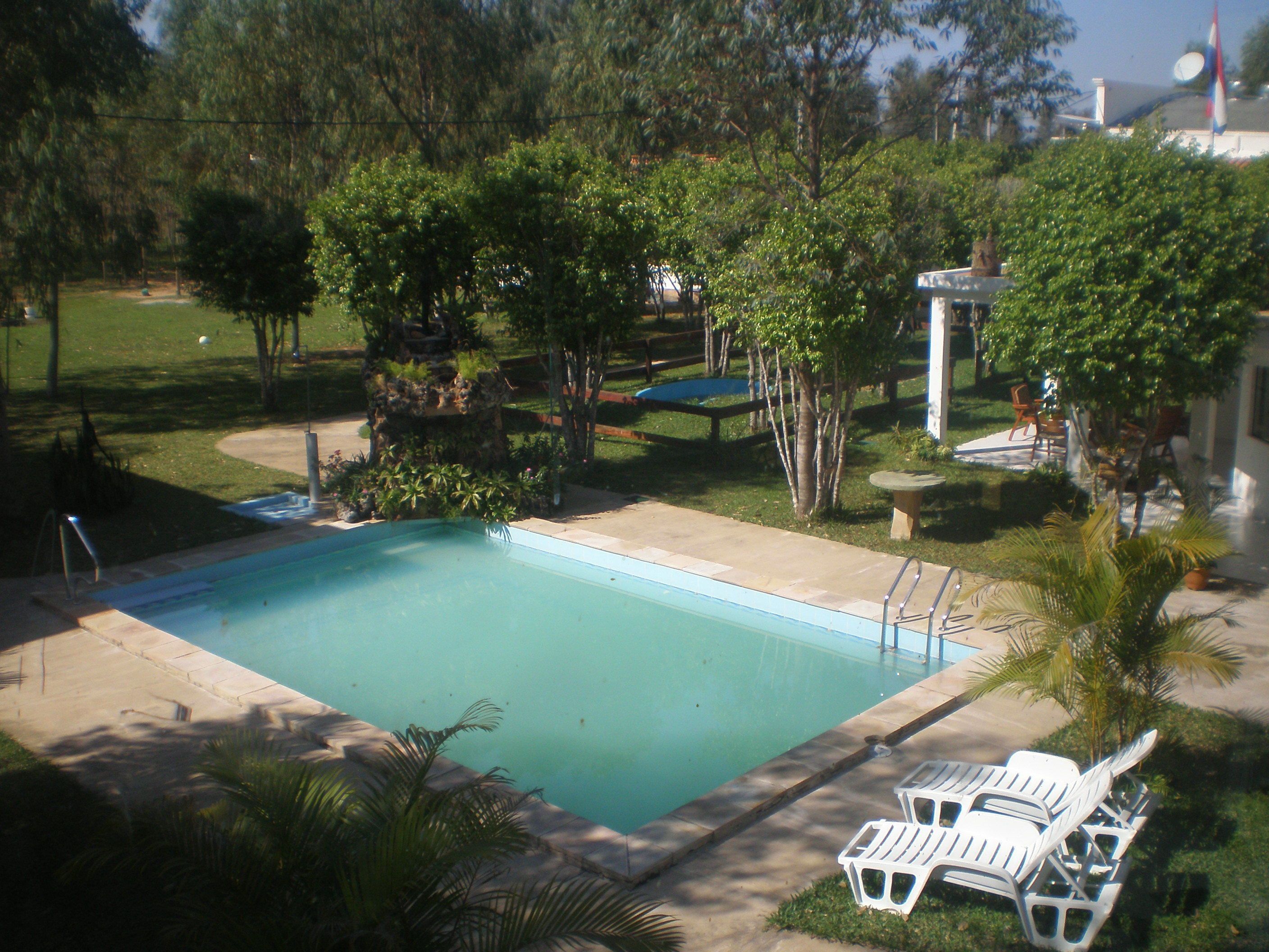 Piscina externa, espreguiçadeiras