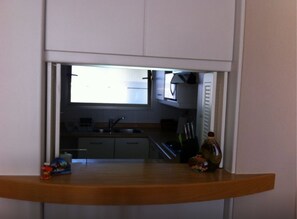 Um frigorífico, um micro-ondas, um forno, uma placa de cozinha 