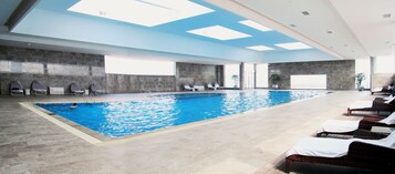 Quarto Twin Deluxe, vista para o rio | Piscina interior | Piscina interior, espreguiçadeiras