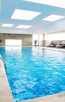 Piscina interior, espreguiçadeiras 