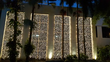 Fachada do alojamento (tarde/noite)