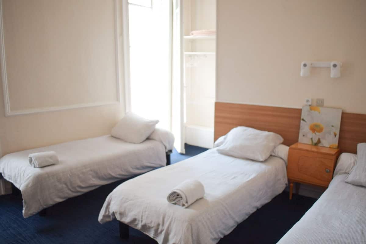 Quarto Triplo Comfort, 3 camas individuais | Cofre no quarto, ferro/tábua de engomar, Wi-fi grátis