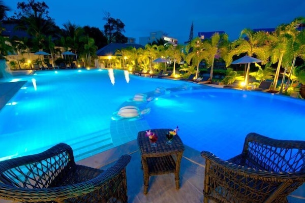Piscina exterior, guarda-sóis, espreguiçadeiras