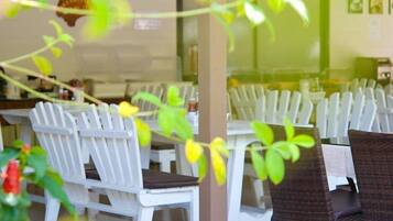 Café da manhã com buffet todos os dias mediante uma taxa