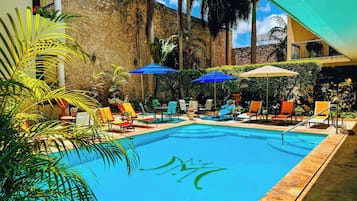 Piscina exterior, da(s) 9:00 à(s) 21:00, guarda-sóis, espreguiçadeiras