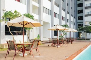 Piscina interior, piscina exterior, espreguiçadeiras 