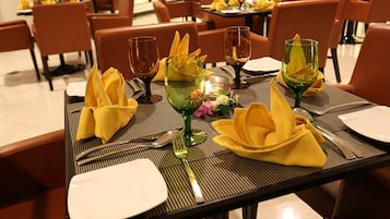 2 restaurantes, café da manhã, culinária internacional
