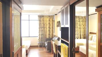 Deluxe Twin Room, Pool View | Área de estar | TV de tela plana 32 polegadas com canais a cabo, TV