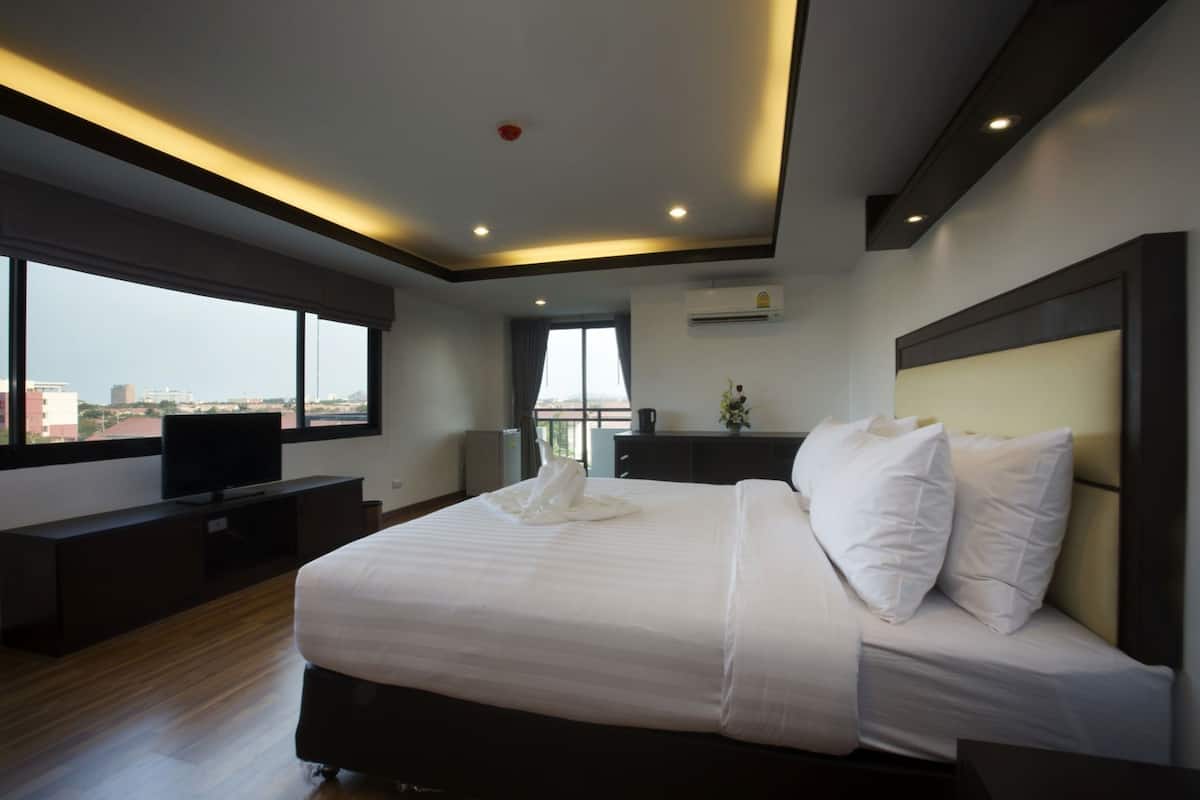 1 quarto, cofre no quarto, com mobília individualizada, secretária