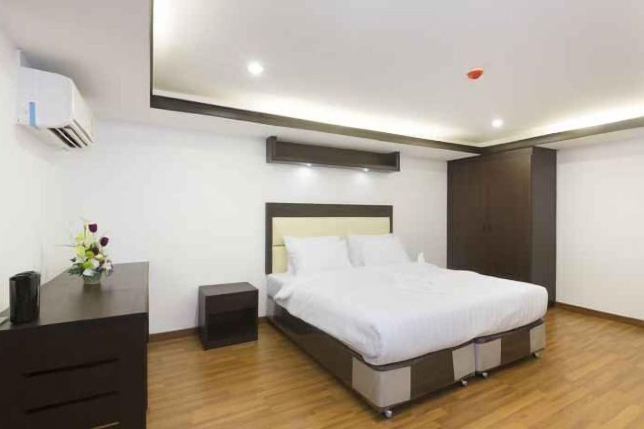 1 quarto, cofre no quarto, com mobília individualizada, secretária 