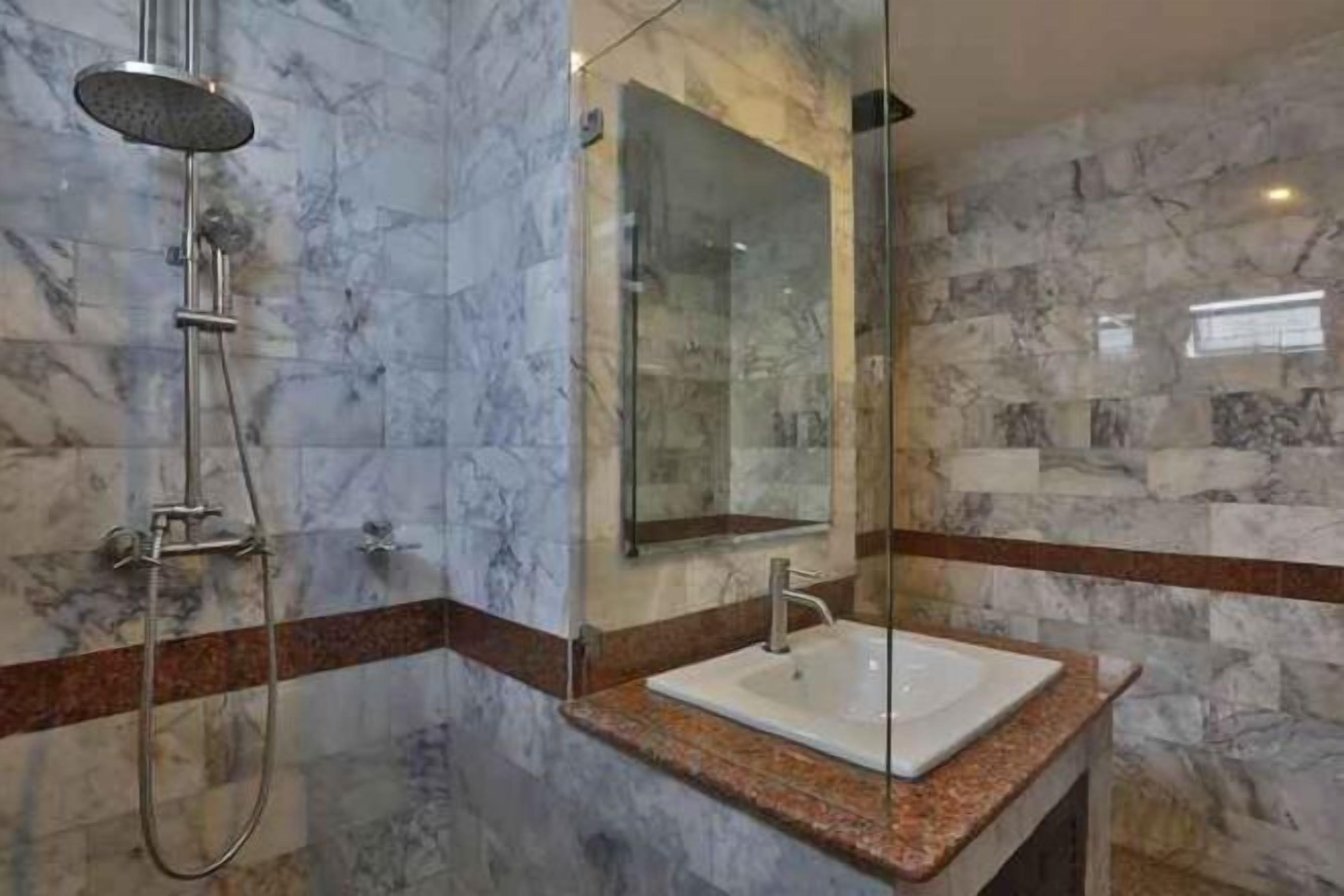 Casa de banho | Um polibã, um chuveiro fixo, artigos de higiene pessoal grátis 