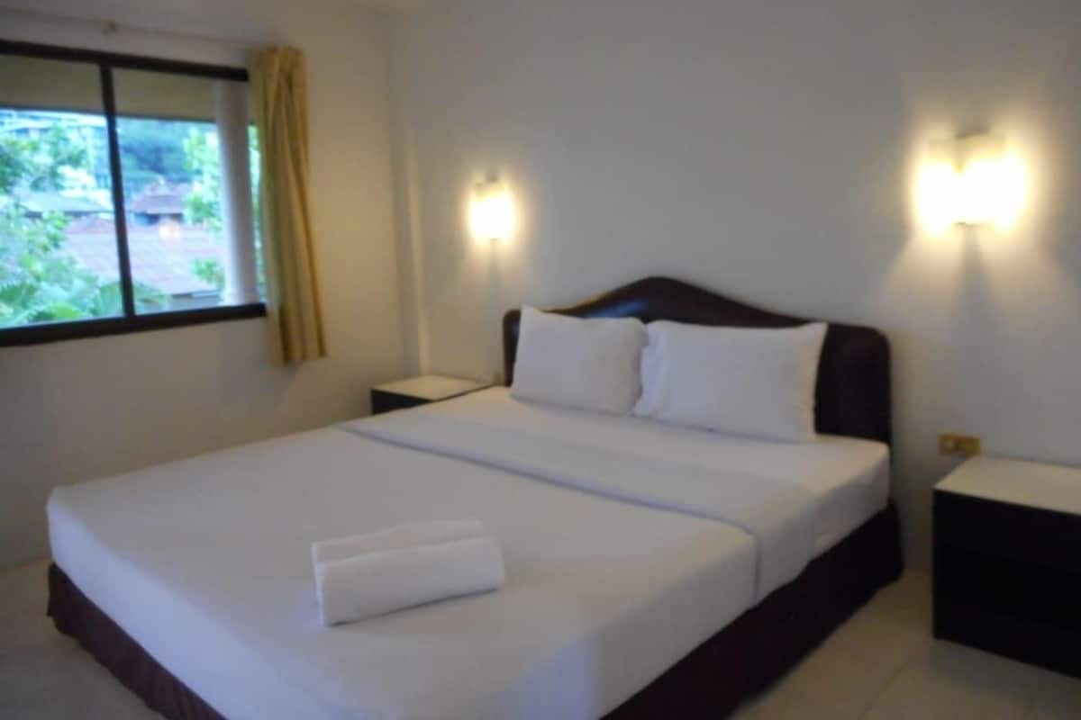 Roupas de cama antialérgicas, cofres nos quartos, escrivaninha