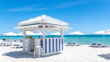Na praia, toldos de praia gratuitos, espreguiçadeiras