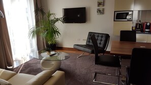Apartamento conforto, 1 quarto | Sala de estar | TV LCD, computador