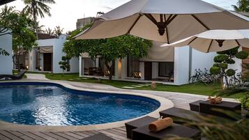 Piscina exterior, da(s) 7:30 à(s) 19:00, espreguiçadeiras