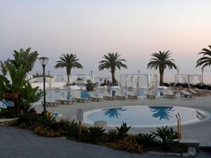 Piscina exterior sazonal, espreguiçadeiras 