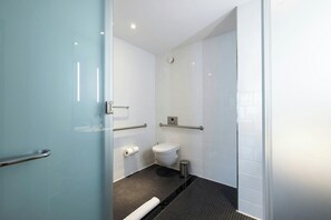 Quarto, 1 cama king-size (Mobility Accessible, Roll-In Shower) | Casa de banho | Um polibã, um chuveiro de hidromassagem, artigos de higiene ecológicos 