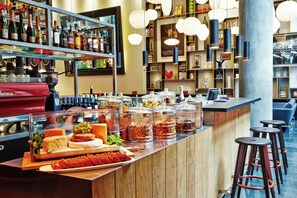 Pequeno-almoço tipo buffet diário (22 USD por pessoa) 