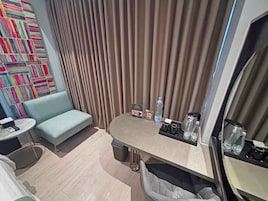 Quarto | Cofre no quarto, secretária 