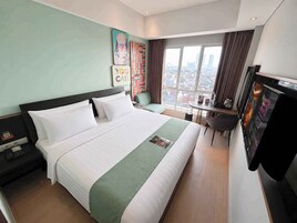 Quarto | Cofre no quarto, secretária 