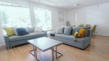 Apartamento de Luxo, 3 quartos, vista para o lago, junto ao lago | Sala de estar | Televisor de ecrã plano de 32 polegadas com canais por cabo, televisor