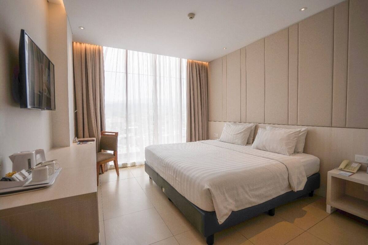 Quarto Duplo Premier | Roupa de alta qualidade, cofre com capacidade para portátil, secretária