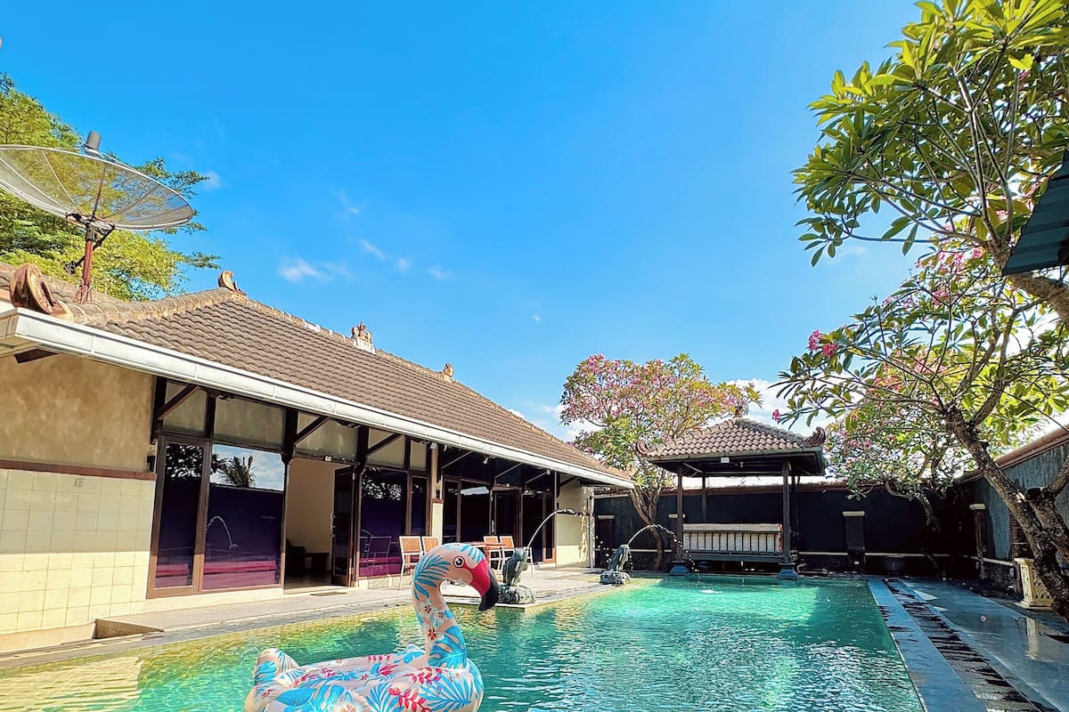 Quarto casal família, 2 quartos, para fumantes, vista para a piscina | Wi-Fi de cortesia, roupa de cama