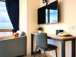 Quarto Twin Comfort, vista para o canal | Secretária, ferro/tábua de engomar, Wi-fi grátis 