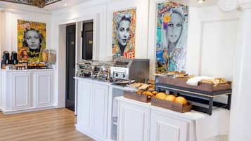 Café da manhã com buffet todos os dias (EUR 25 por pessoa)
