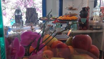 Pequeno-almoço tipo buffet diário mediante uma taxa