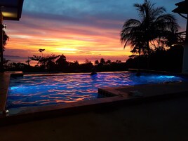 Piscina exterior, espreguiçadeiras 