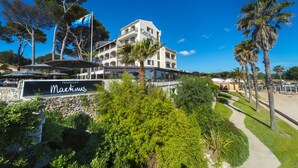 Um edifício com uma placa que diz "Restaurant Maximus" e um caminho que leva até ele.