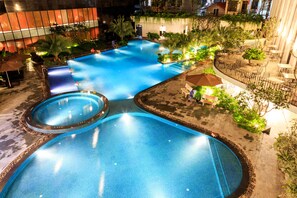 Piscina externa, guarda-sóis, espreguiçadeiras