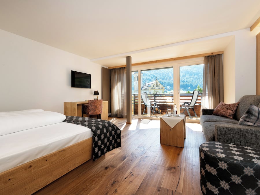 Suite | Roupa hipoalergénica, edredões de penas, cofre no quarto, secretária