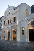 Um edifício histórico com arcadas e uma placa com a inscrição 