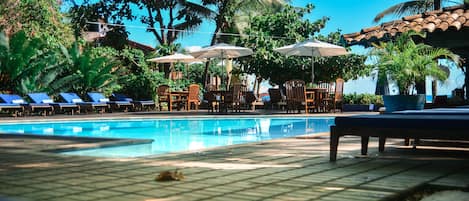 Piscina externa, espreguiçadeiras