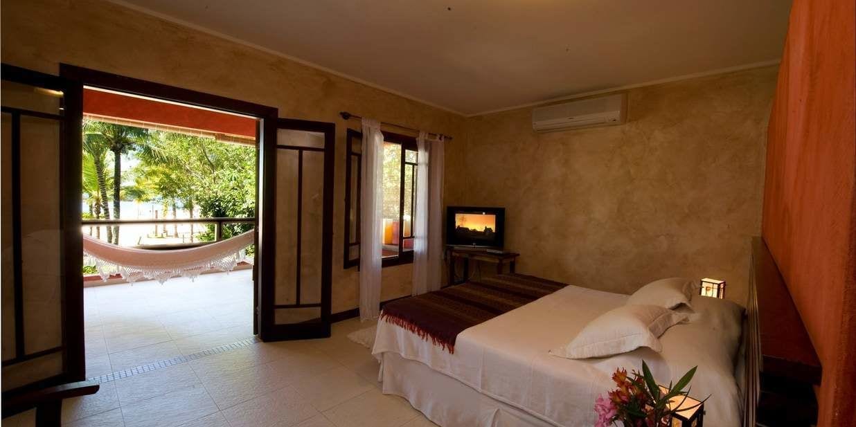 Minibar, cofre no quarto, roupa de cama fornecida 