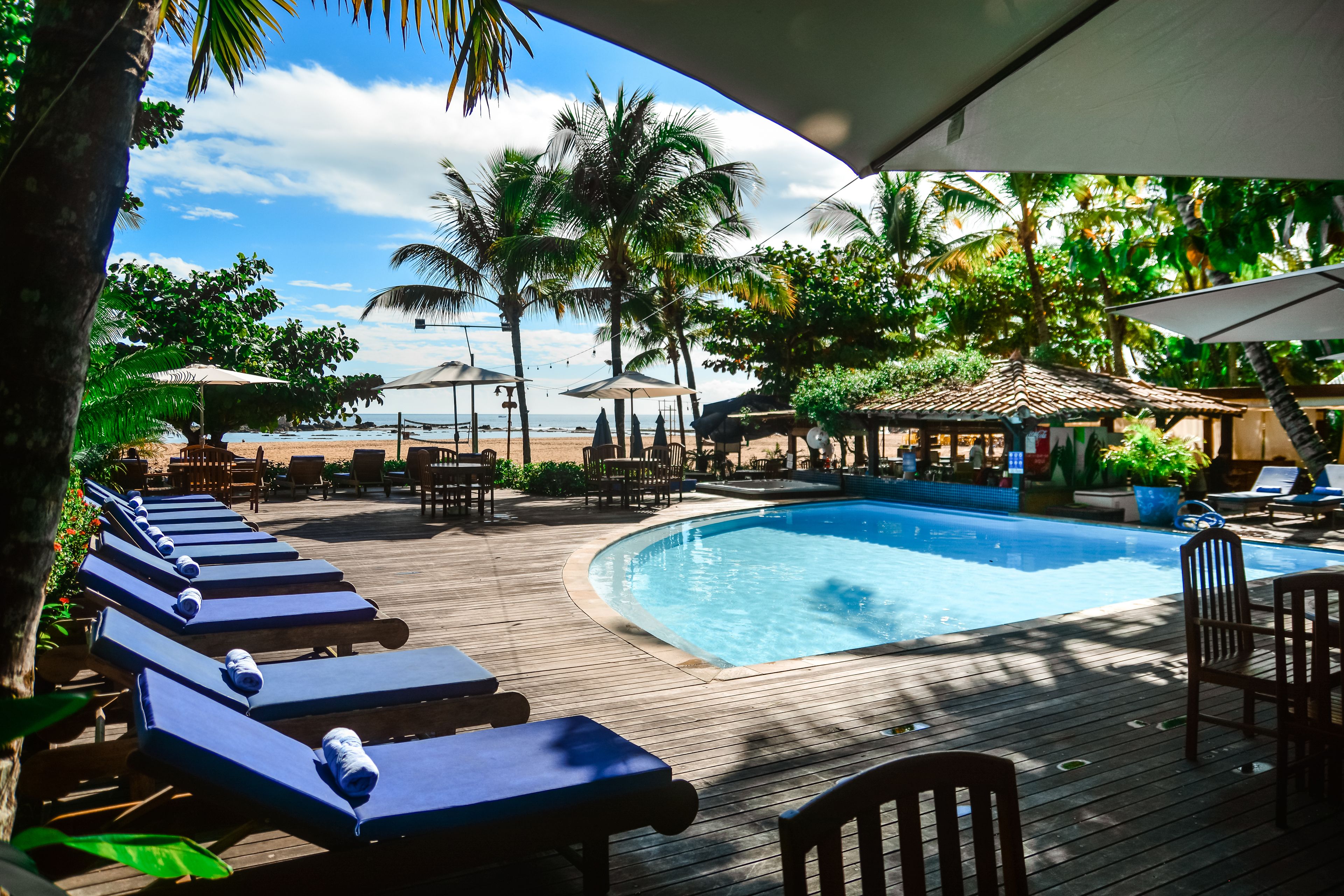 Piscina exterior, espreguiçadeiras 